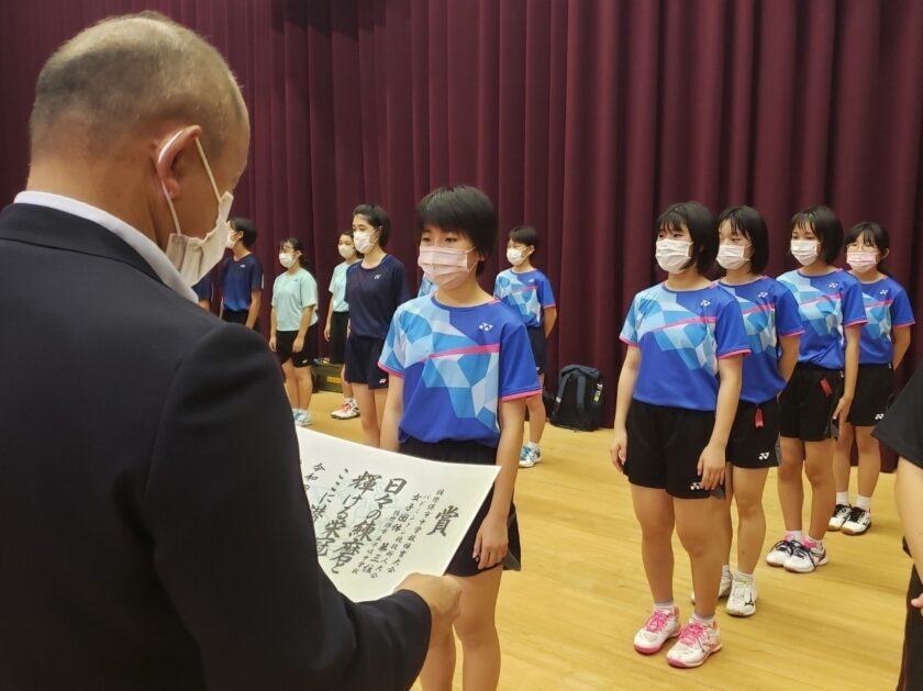 「令和4年度第19回佐世保市中学校体育大会バドミントン競技新人大会団体の部」において、鹿町中学校女子バドミントン部が3位になりました